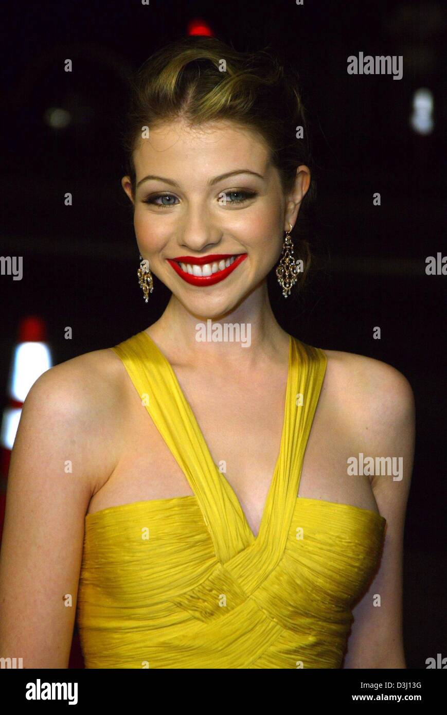 (dpa) - US actress Michelle Trachtenberg smiles ahead of the premiere ...