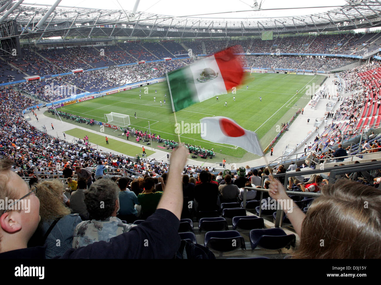 (dpa) - Spectators wave Mexican and Japanese flags during the ...