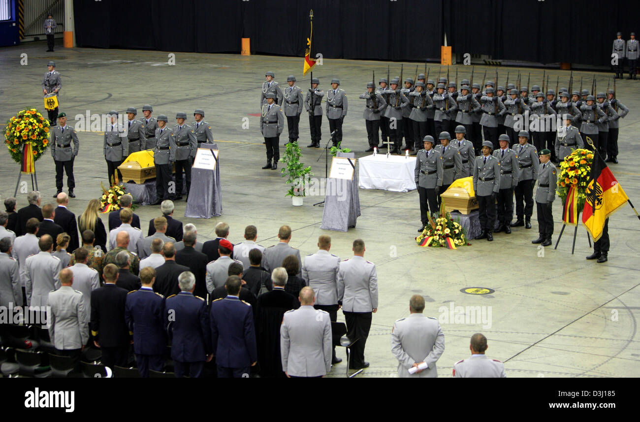 (dpa) - Soldiers and mourners attend a funeral service for the German ...
