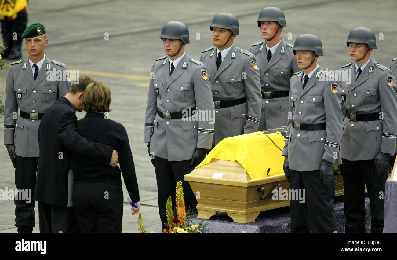 (dpa) - Relatives mourn in front of the coffins of the two German ...