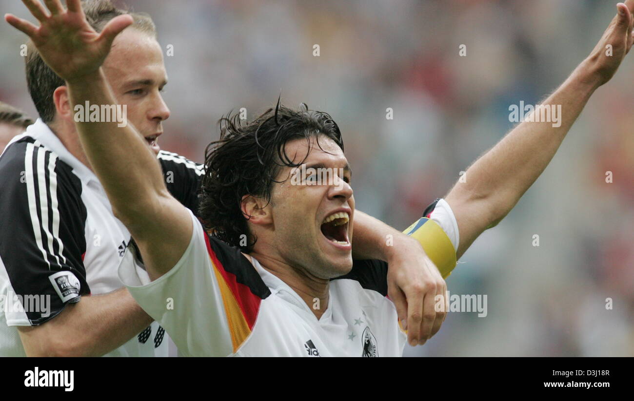 (dpa) - German soccer players Michael Ballack (R) and Fabian Ernst ...