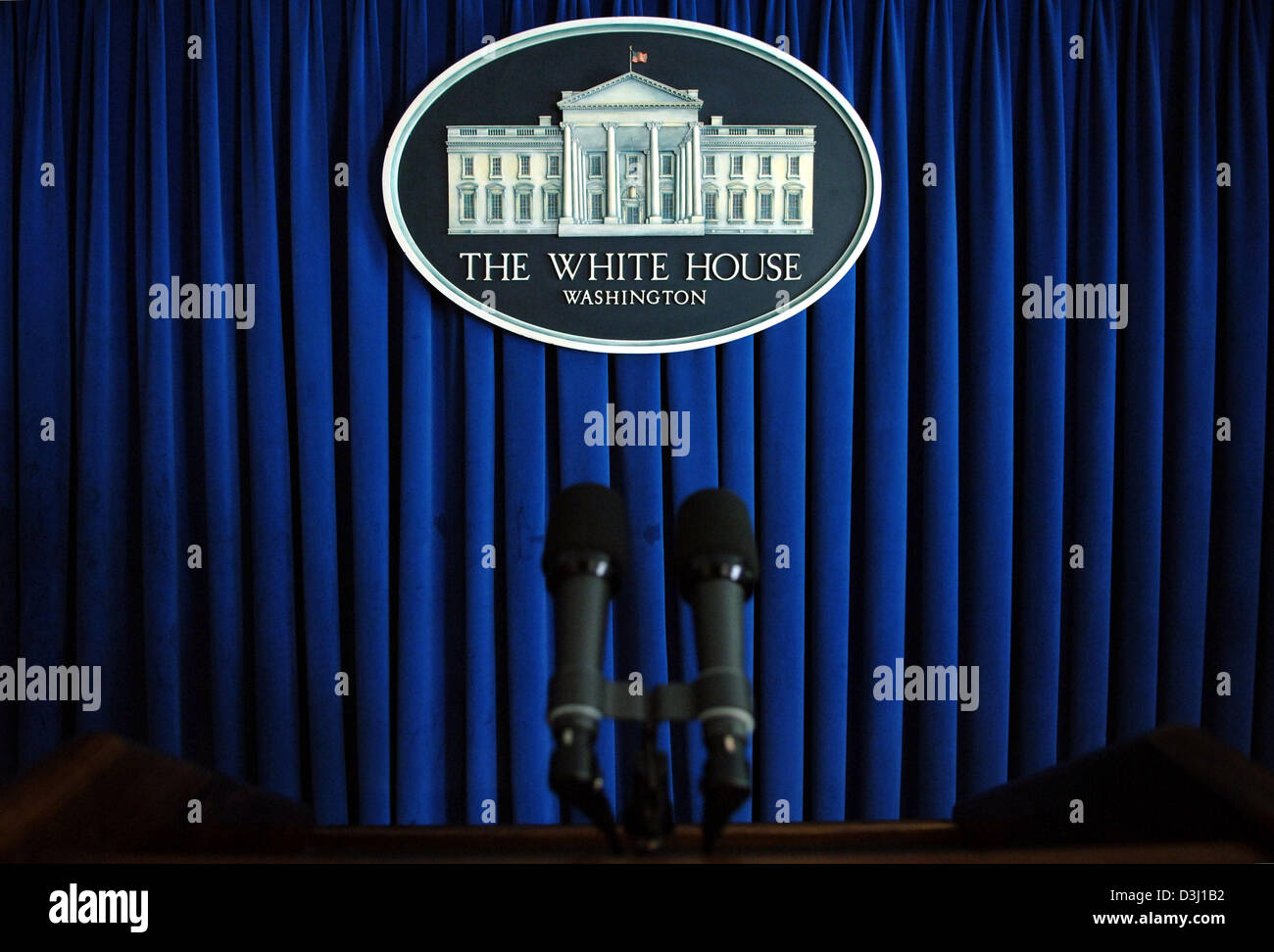 (dpa) - The picture shows the logo of the White House in the press room ...