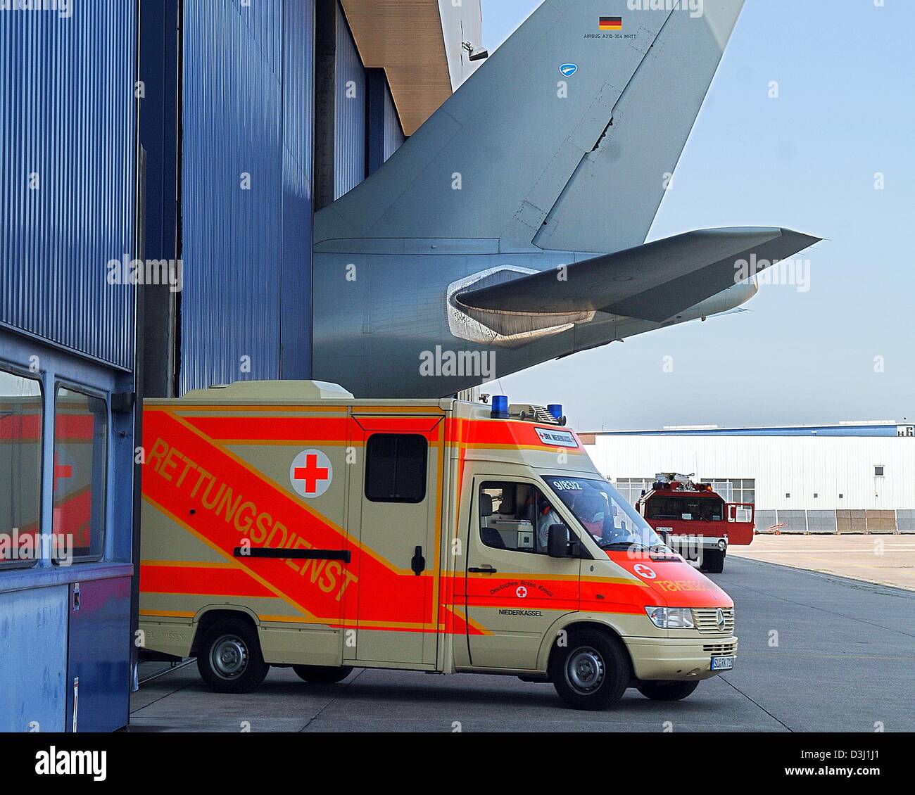 (dpa) - An ambulance leaves an aircraft of the German Bundeswehr in a ...