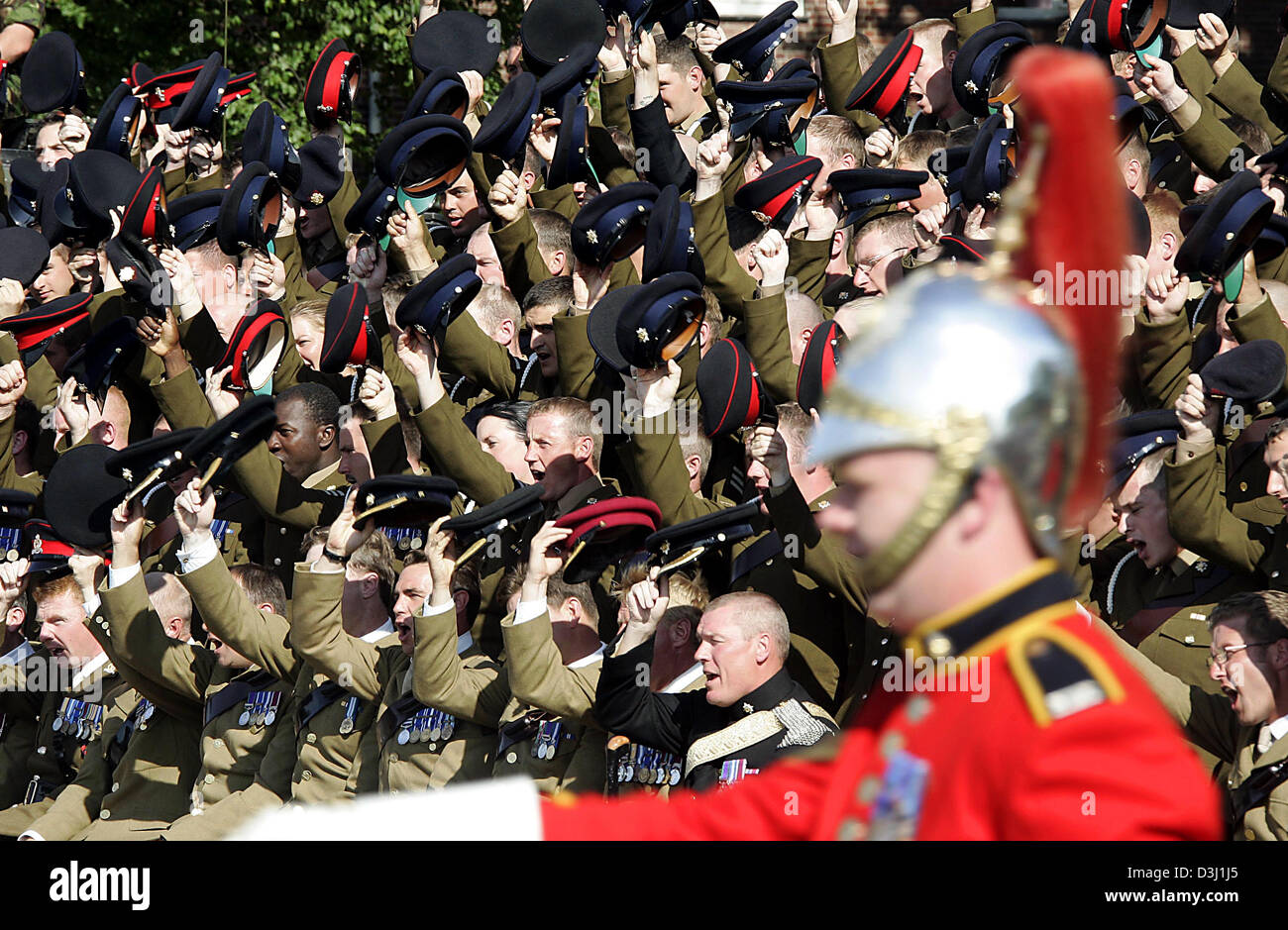 (dpa) - British soldiers salute to British heir to the throne Prince ...