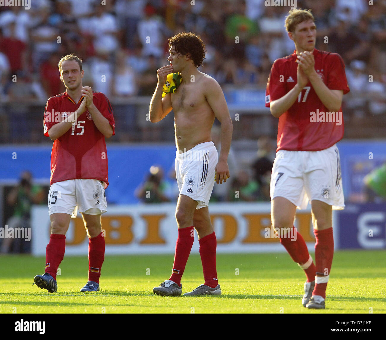 (dpa) - The picture shows German soccer players (from L to R) Fabian ...