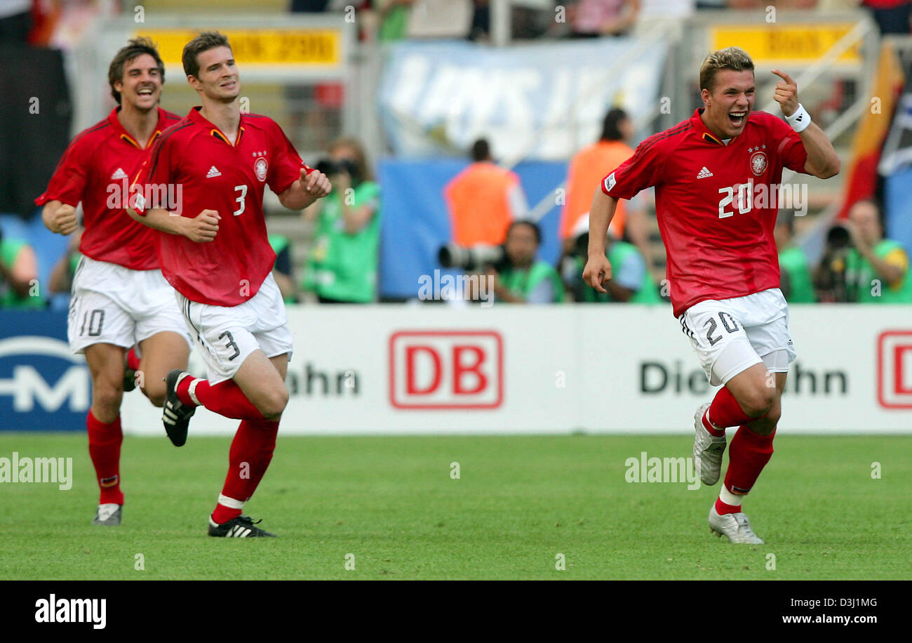 (dpa) - German soccer players Lukas Podolski (R), Arne Friedrich (C ...