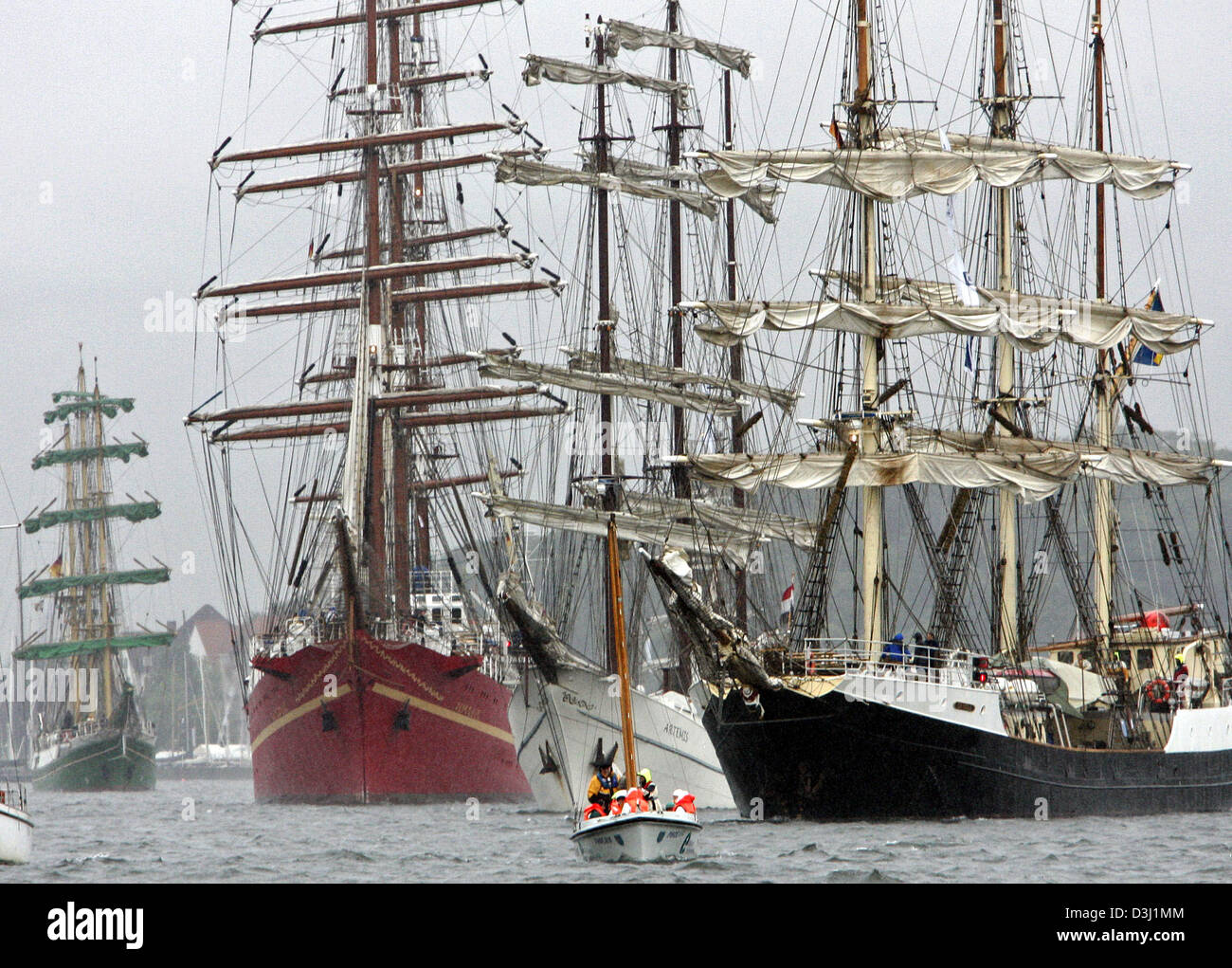 (dpa) - Historic main sailors sail to the traditional Windjammer parade ...
