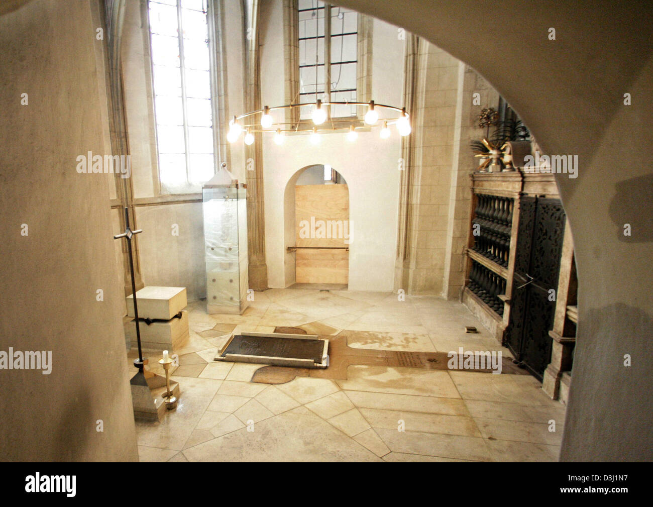 (dpa) - The picture shows the view into the crypt of Cardinal Clemens ...