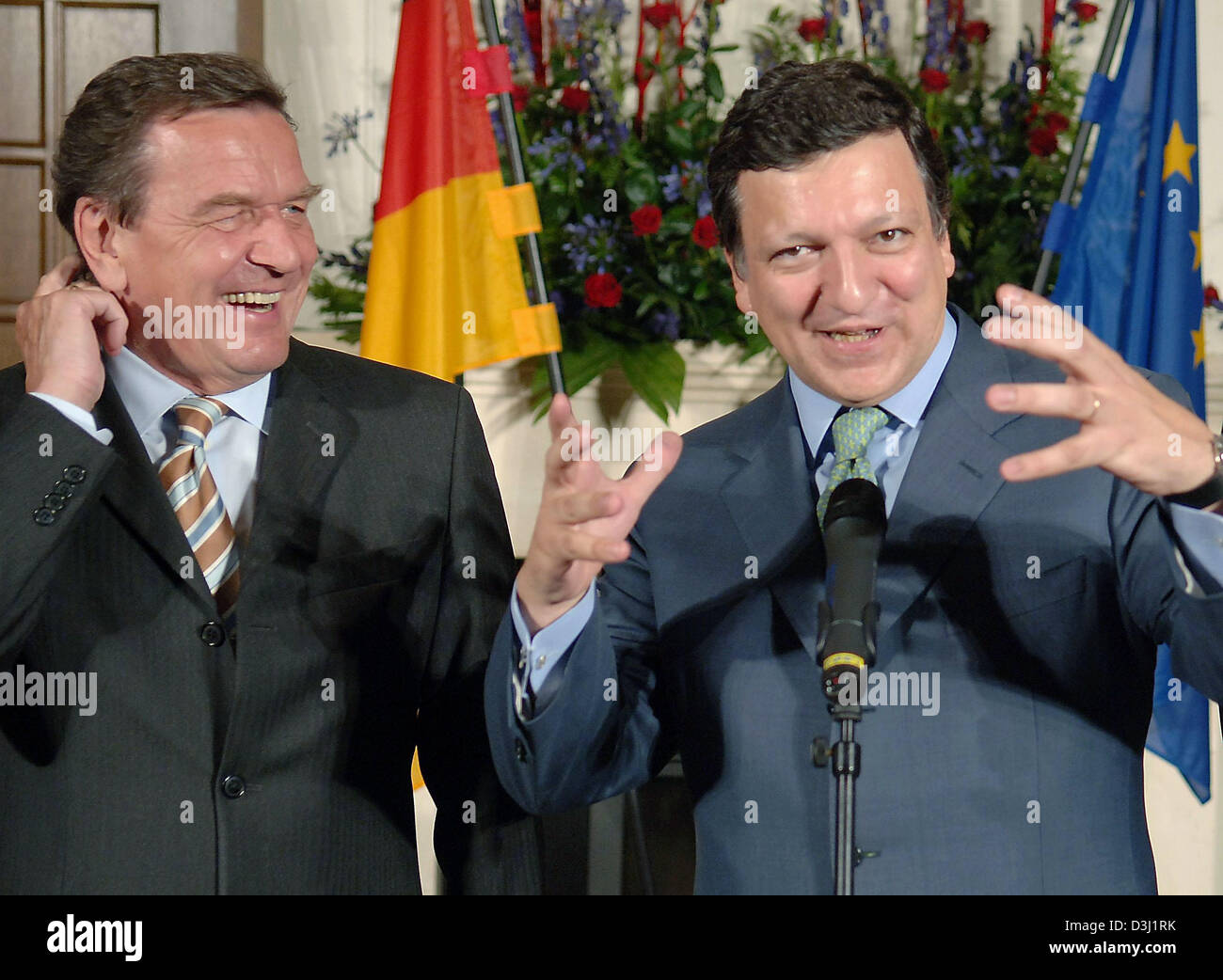 German Chancellor Gerhard Schroeder (L) and Jose Manuel Barroso ...
