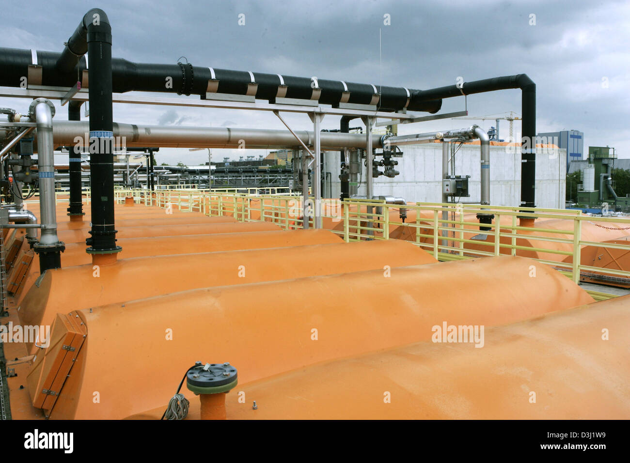 (dpa) - The picture, dated 17 May 2005, shows the membrane filter ...