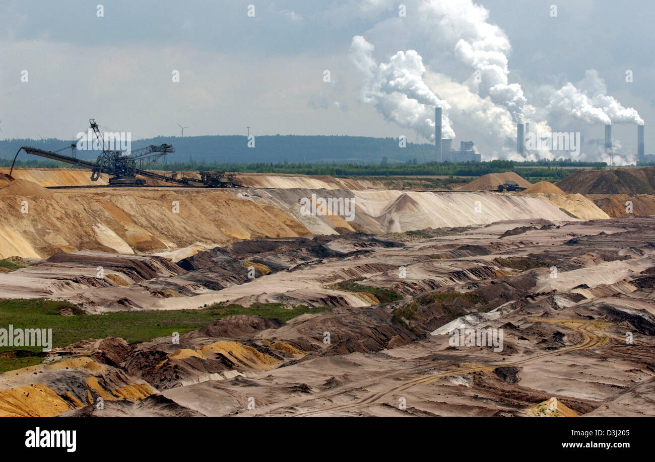 (dpa) - A coal mining bucket excavator stands in the coal mining area ...