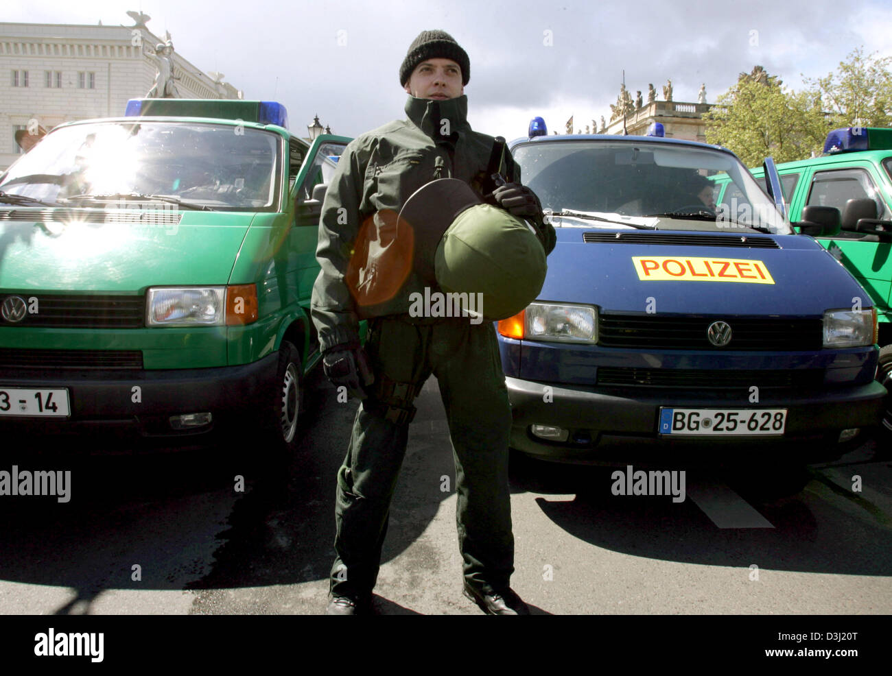 (dpa) - An officer of the special response force unit of the Federal ...