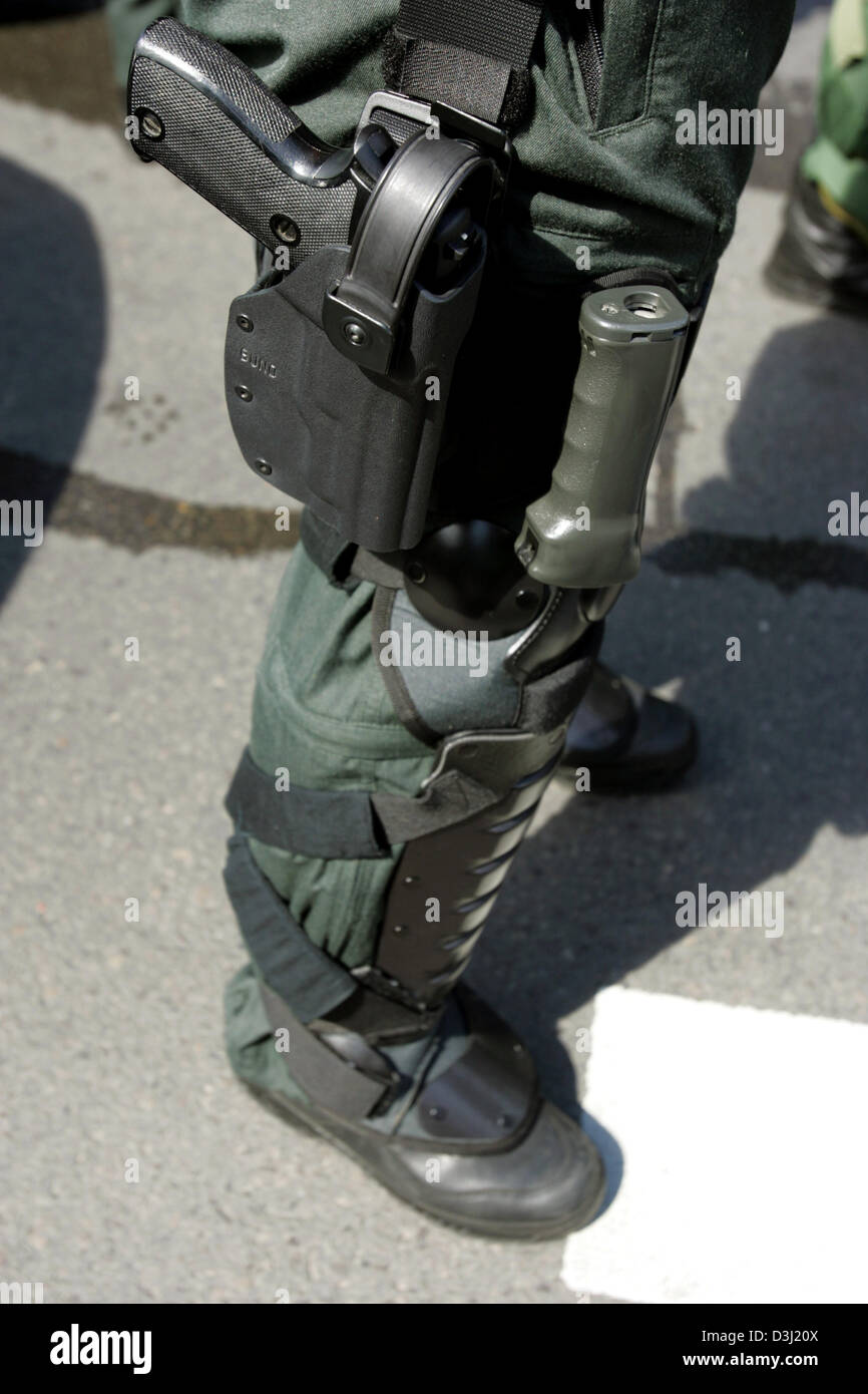 Crime law justice clj police bgs bundesgrenzschutz uniform gun knife ...