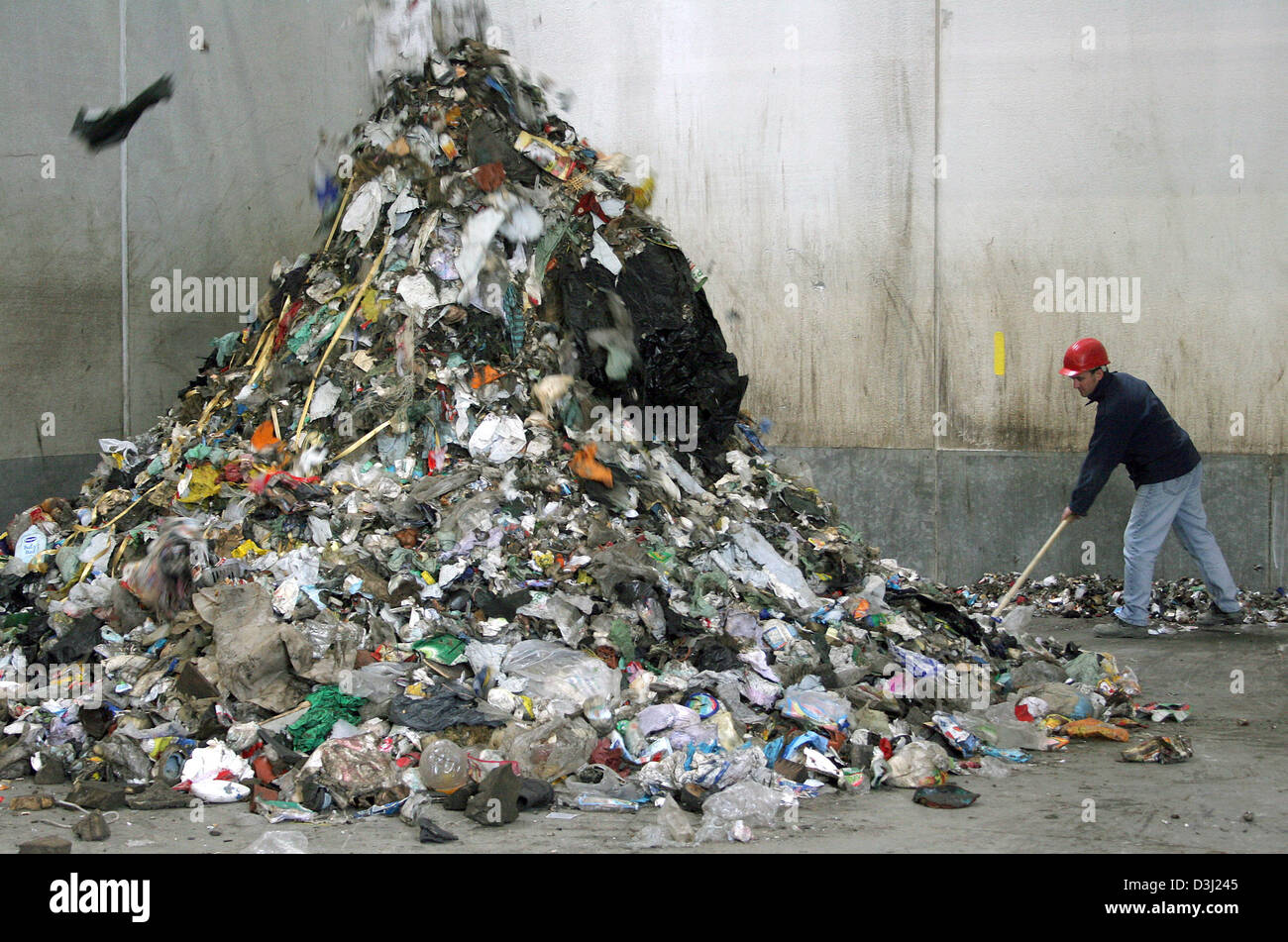 (dpa) - An employee (L) sorts the separated rubbish in a pit at the ...