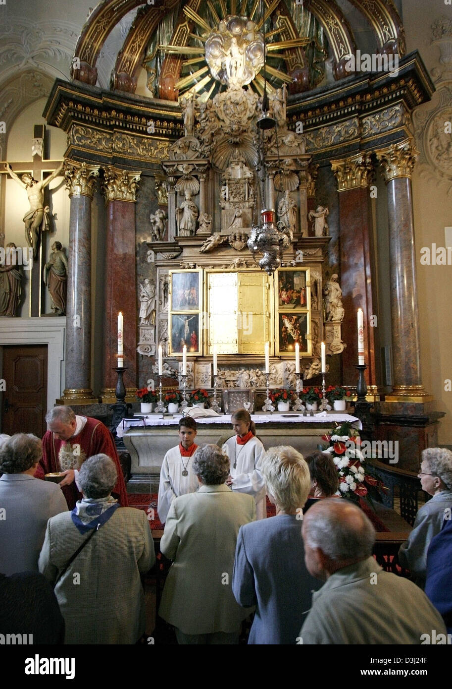 (dpa) - A chaplain distributes Hosts for the Holy Communion to pilgrims ...