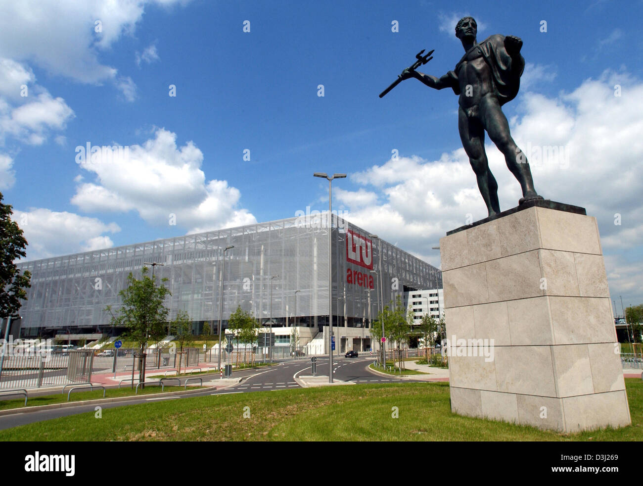(dpa) - The picture shows the LTU Arena with a javeler made of bronze ...