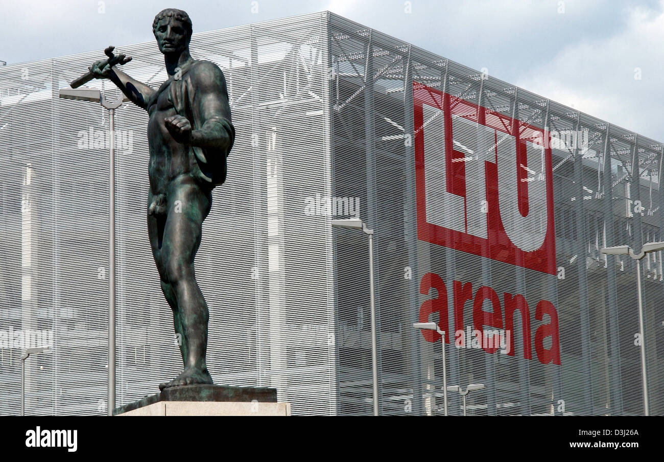 (dpa) - The picture shows the LTU Arena with a javeler made of bronze ...