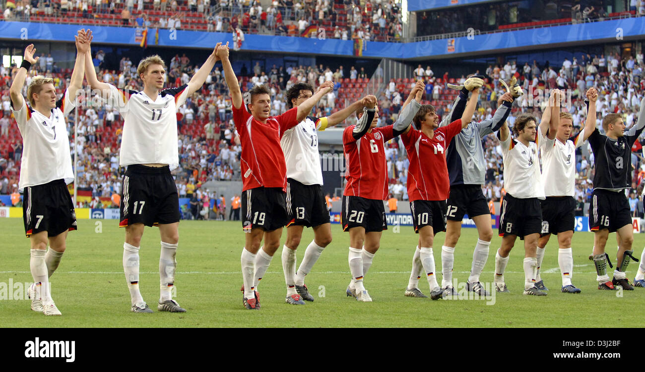 (dpa) - The player of the German national soccer team stand in a row ...