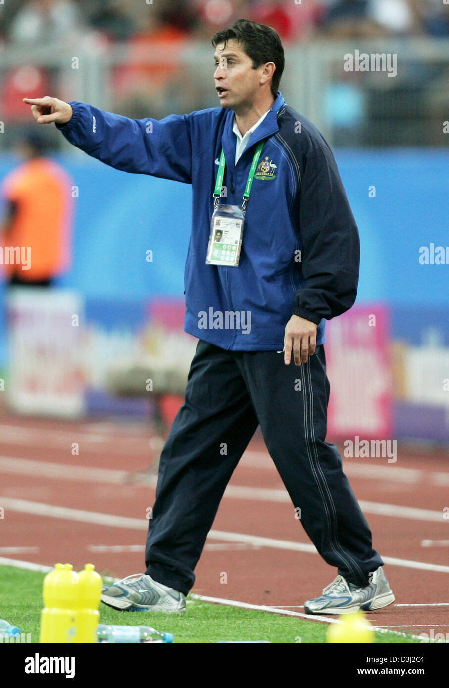 (dpa) - Australia's soccer coach Frank Farina gestures instructions to ...