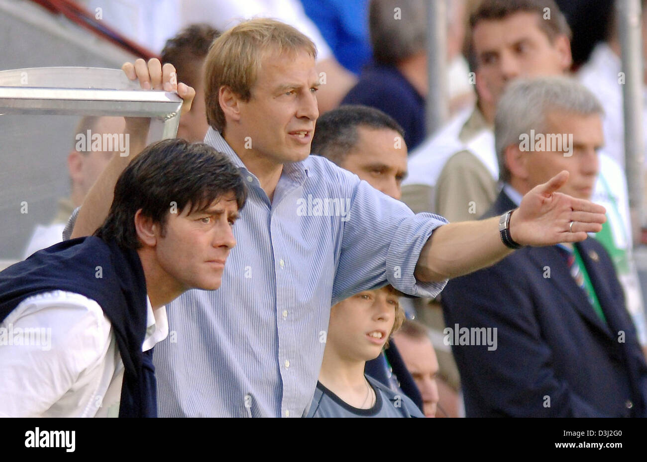 (dpa) - German soccer coach Juergen Klinsmann (2nd from L) and his ...