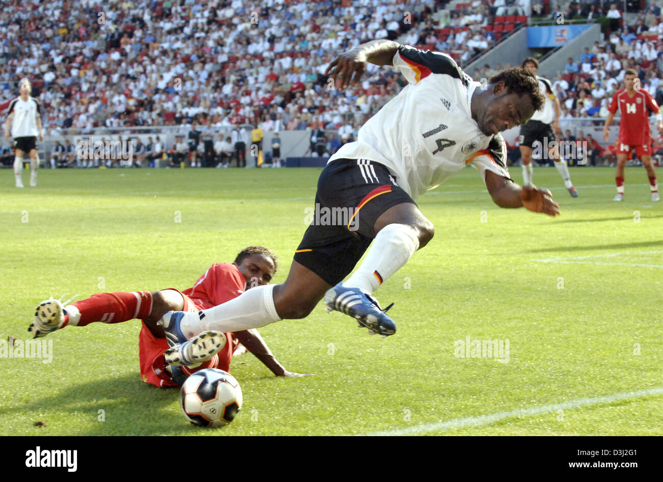 (dpa) - German soccer player Gerald Asamoah (R) fights for the ball ...