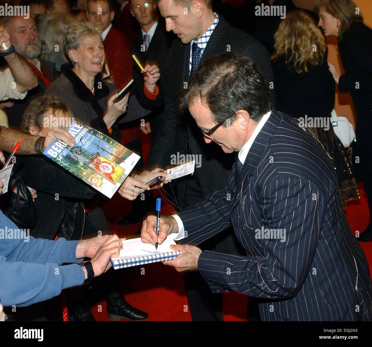Robin rather hi-res stock photography and images - Alamy