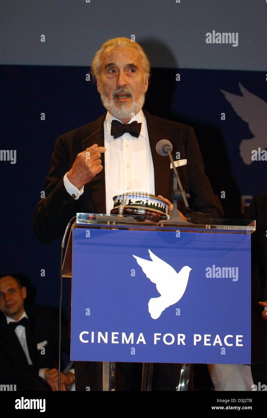 (dpa) - Actor Christopher Lee speaks during the 'Cinema for Peace ...