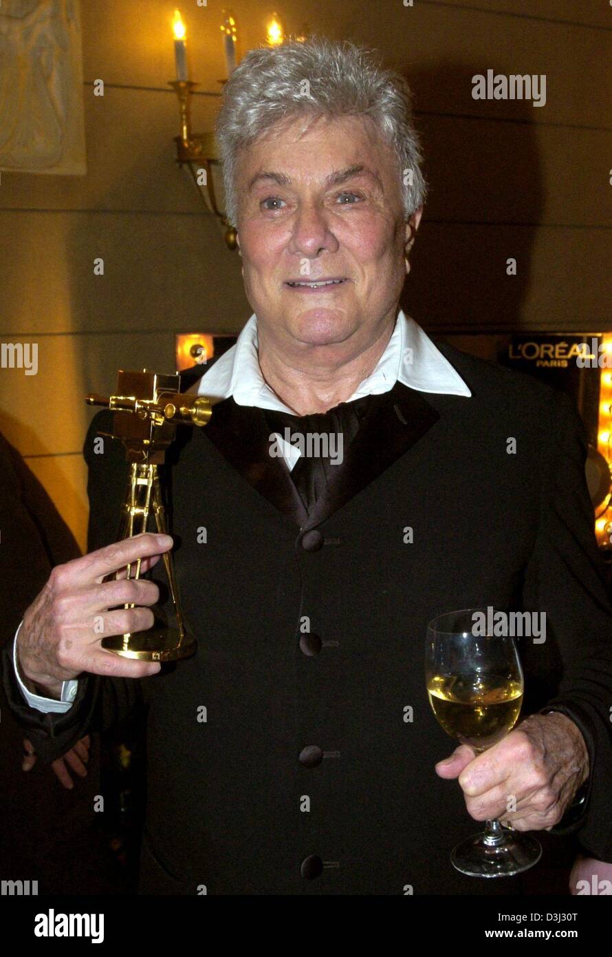 Actor Tony Curtis has the Golden Camera in hand during the awards ...