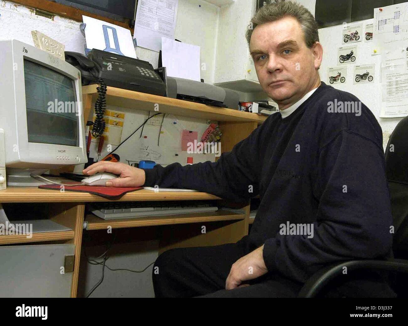 (dpa) - Gerd Hoevelmann, sits at his desk in front of his computer in ...