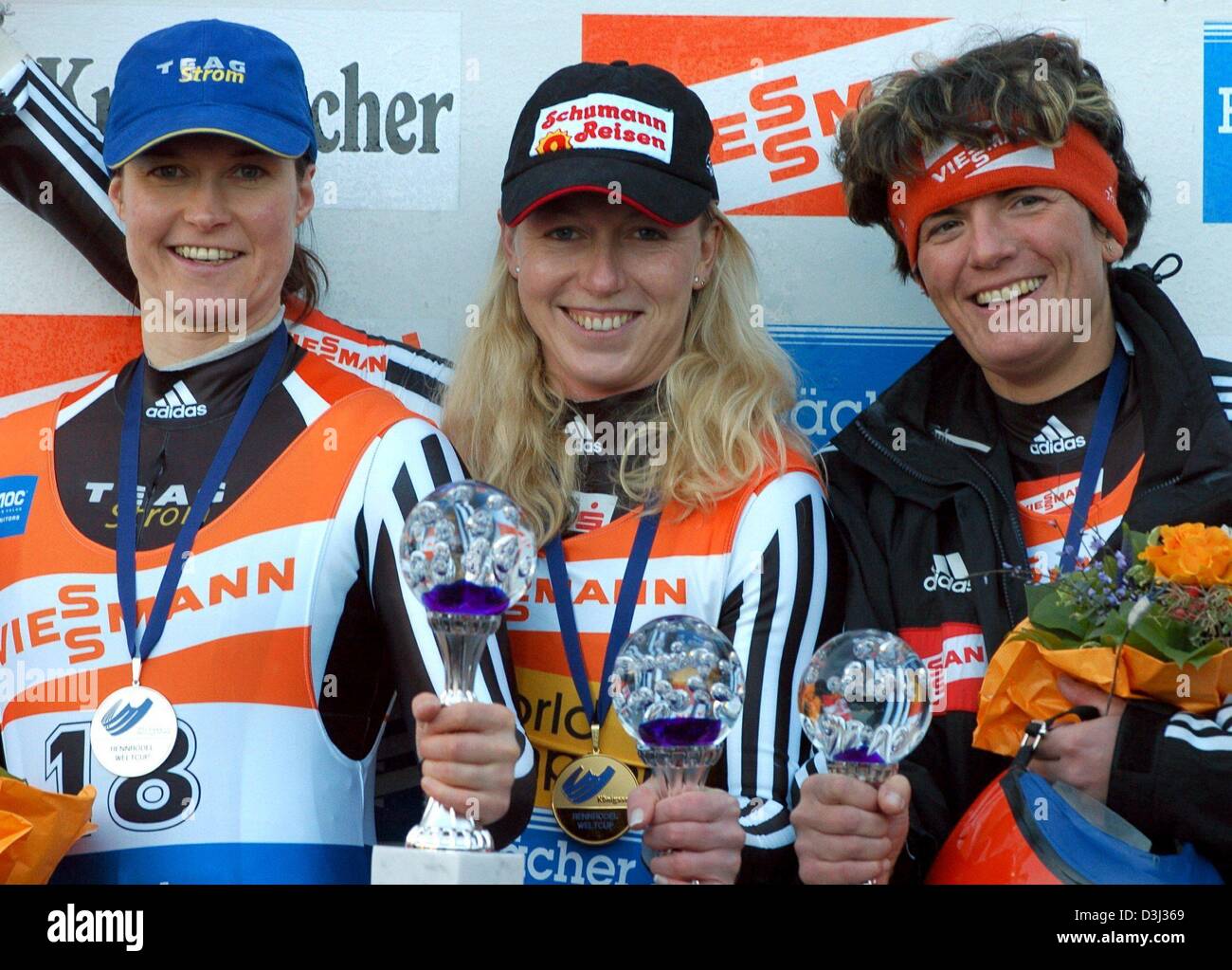 (dpa) - German lugers Sylke Otto (C) smiles as she stands next to ...