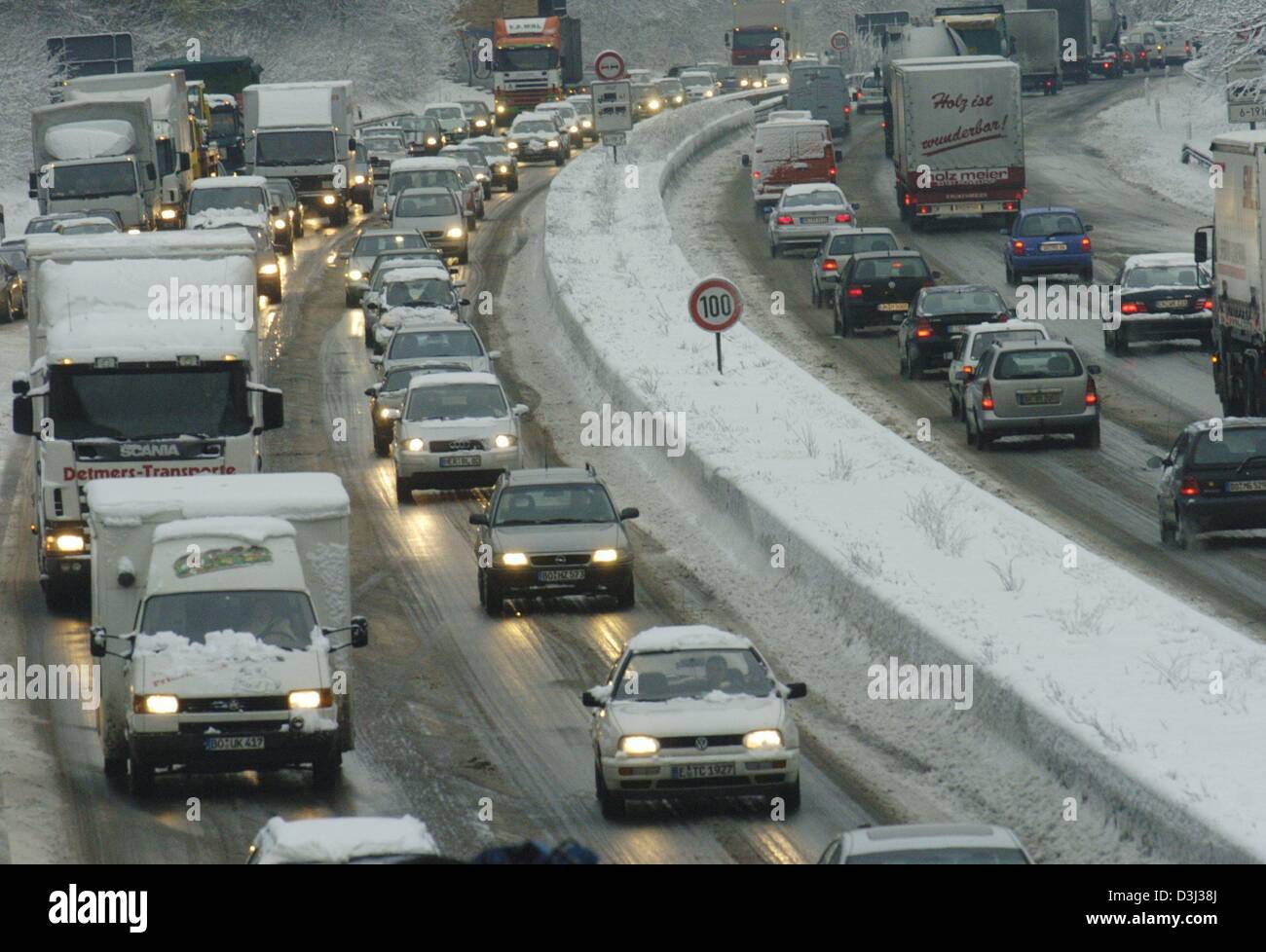 (dpa) - Cars move slowly in a column along the A57 motorway near ...