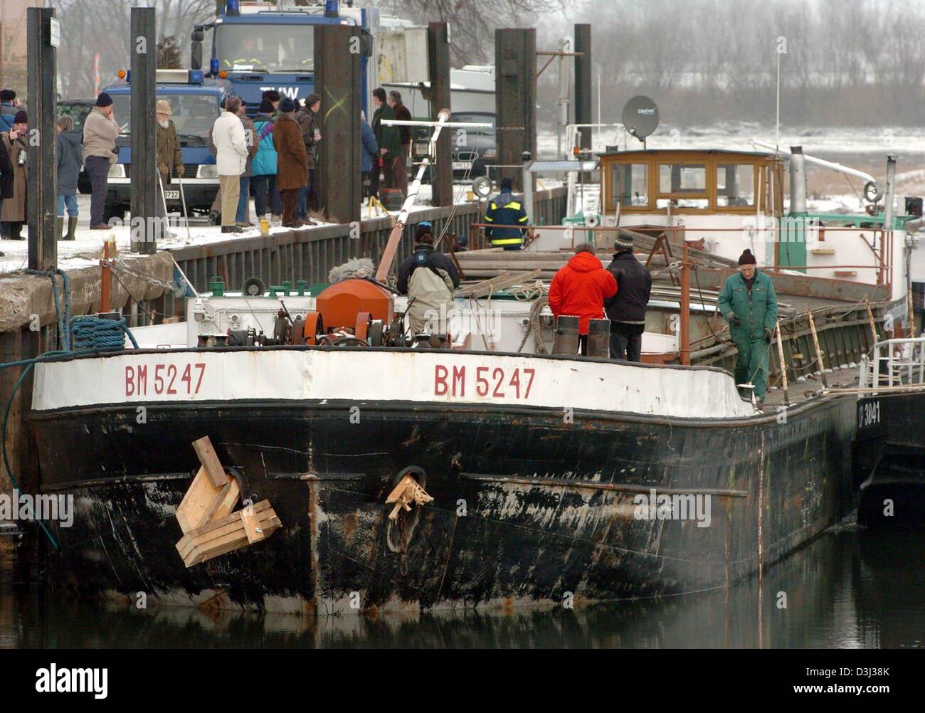 (dpa) - The 57-year-old Polish captain Wlodzimierz Rosik (R), walks ...