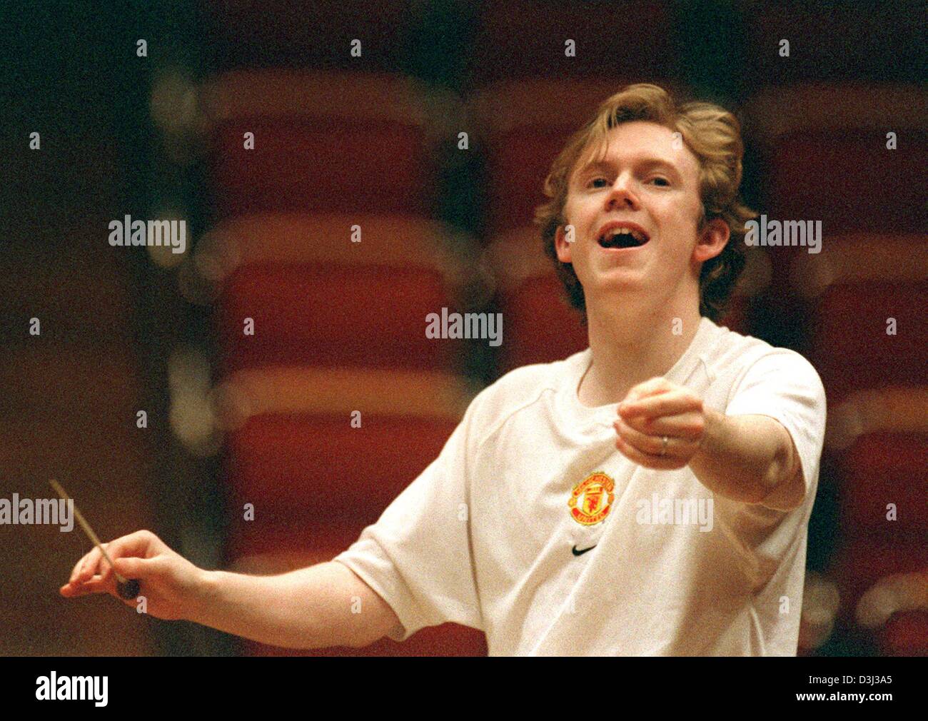 (dpa files) - British conductor Daniel Harding conducts an orchestra ...