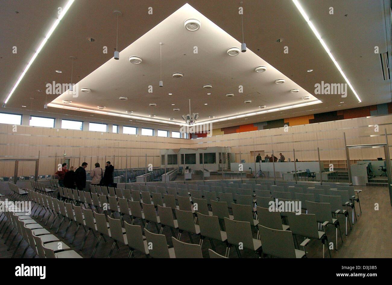 (dpa) - A small group of people stand in the new courtroom of the ...