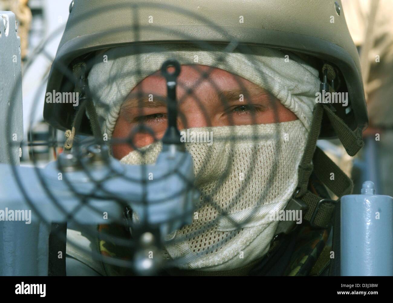 (dpa files) - A German navy soldier aims through the crosshair of his ...