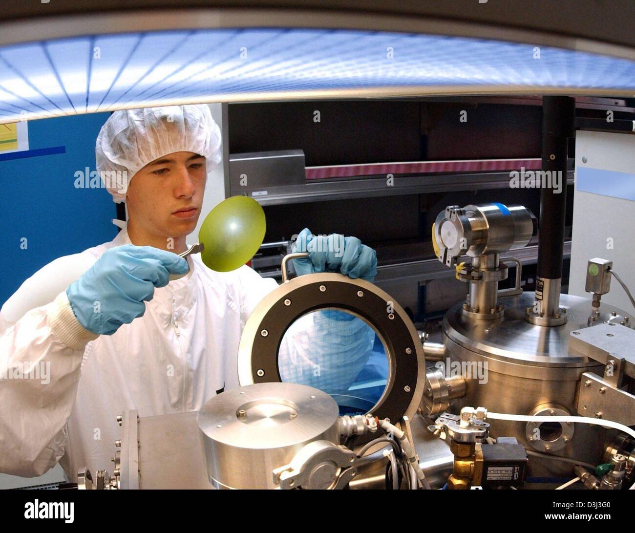 Plasma etching machine hi-res stock photography and images - Alamy