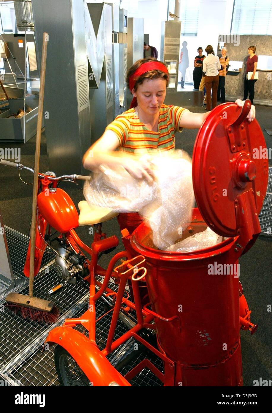 Arts culture entertainment ace waste sculpture garbage rubbish ...