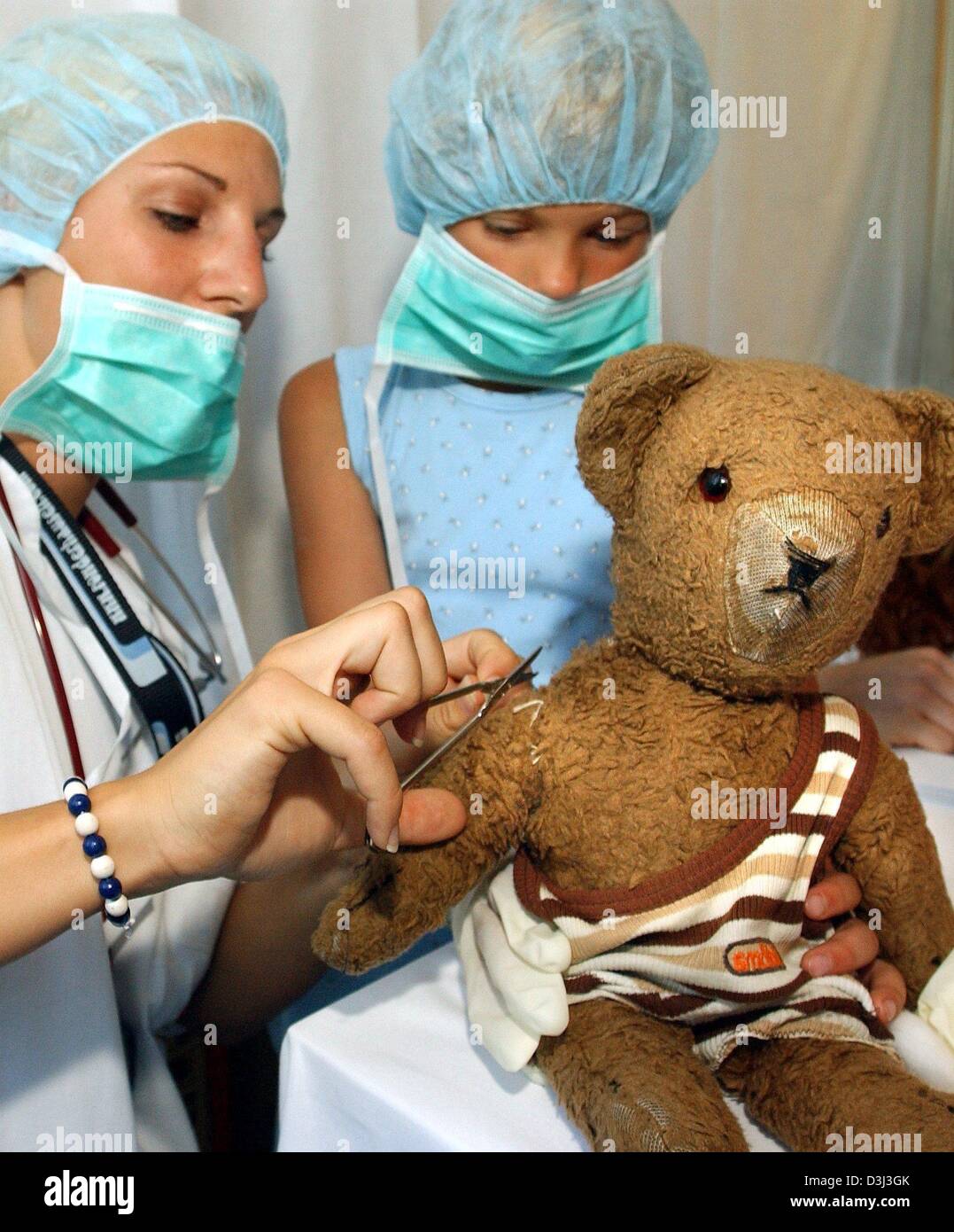 (dpa) - The seven-year-old Jenny (R) assists a medical student who ...
