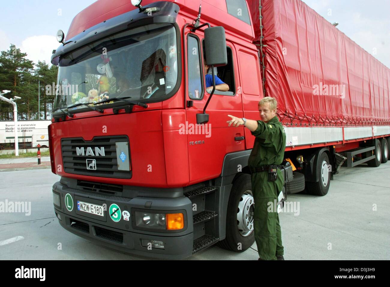(dpa) - An officer of the German border police indicates to a lorry ...