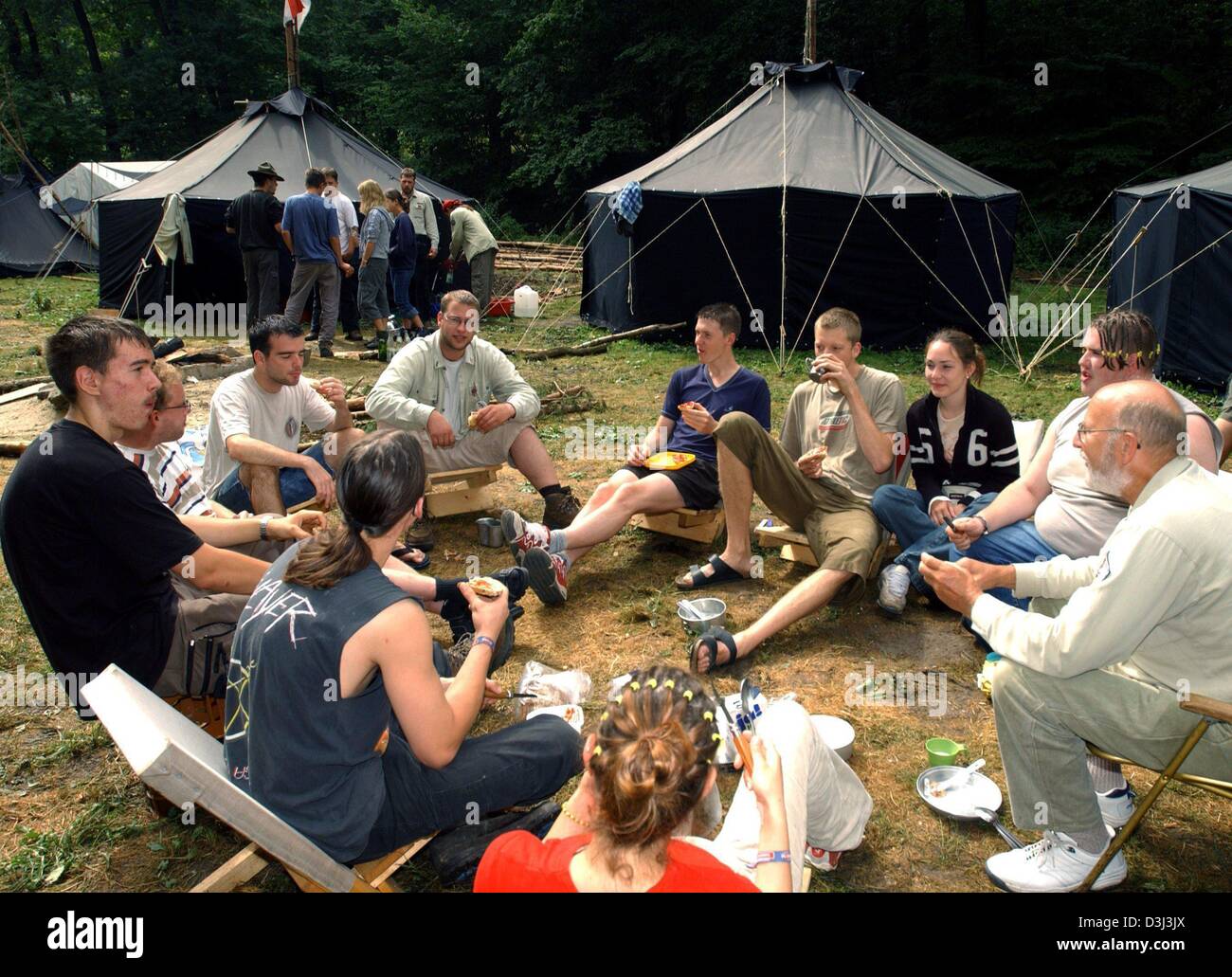 (dpa) - A group of scouts start their day with an open-air breakfast in ...