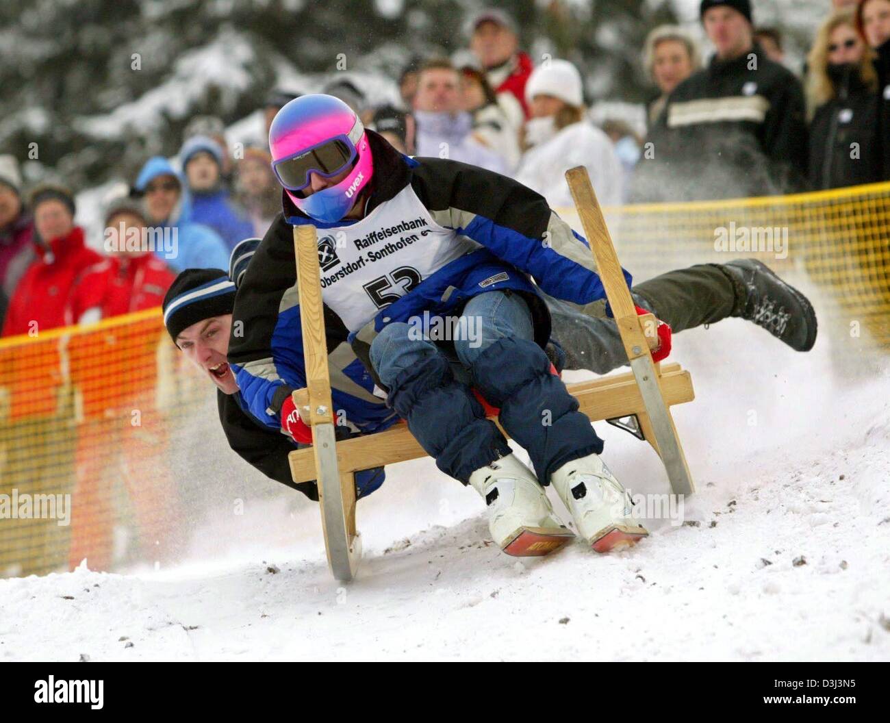 (dpa) - Two competitiors race downhill on their toboggan during the ...