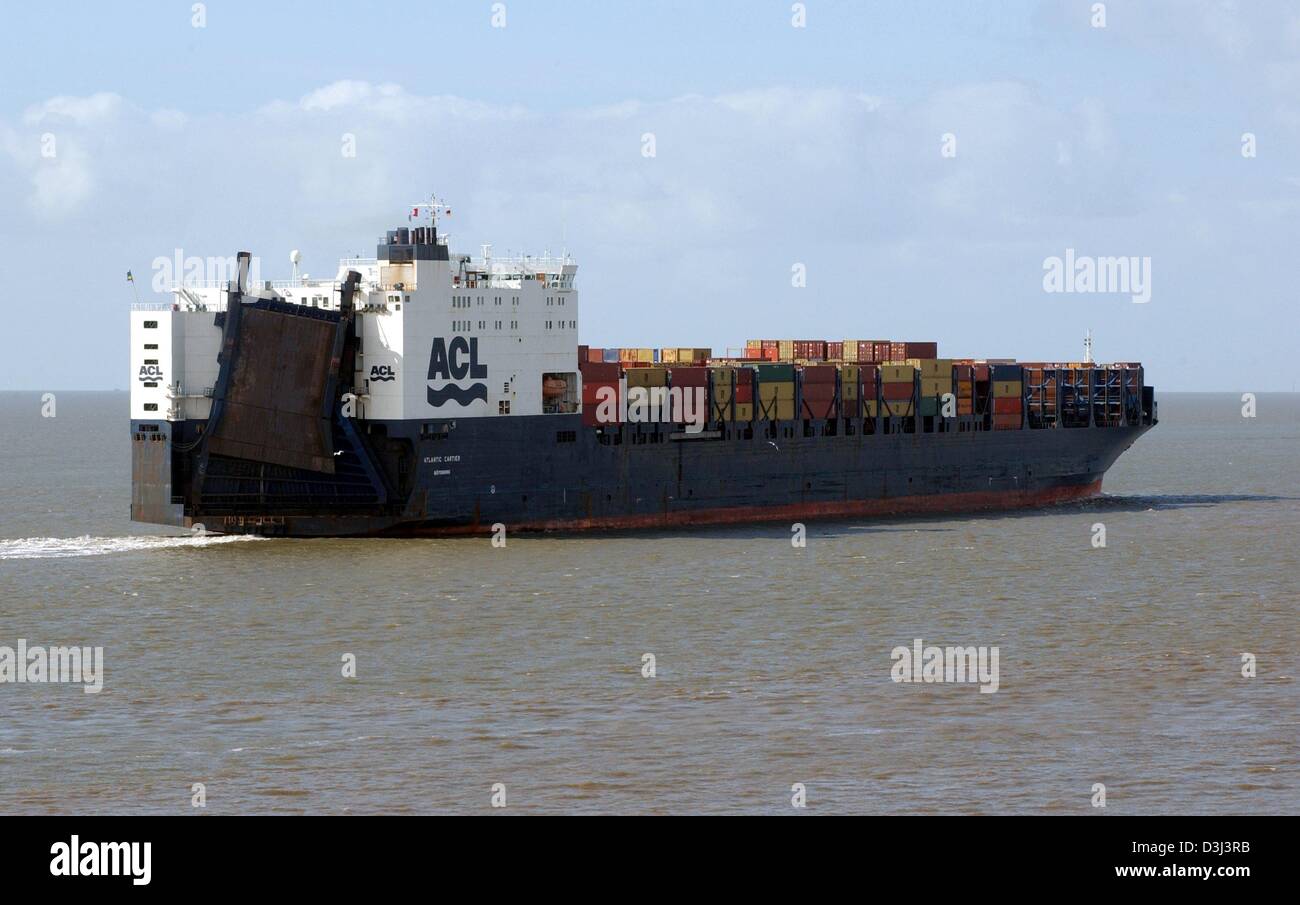 (dpa) - A loaded cargo ship sets sails after leaving the container ...