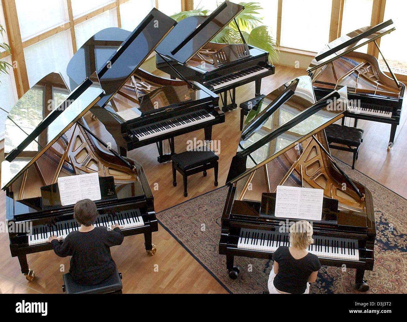 (dpa) - Stephanie Dathe (R) and Juliane Tautz sit both in front of ...