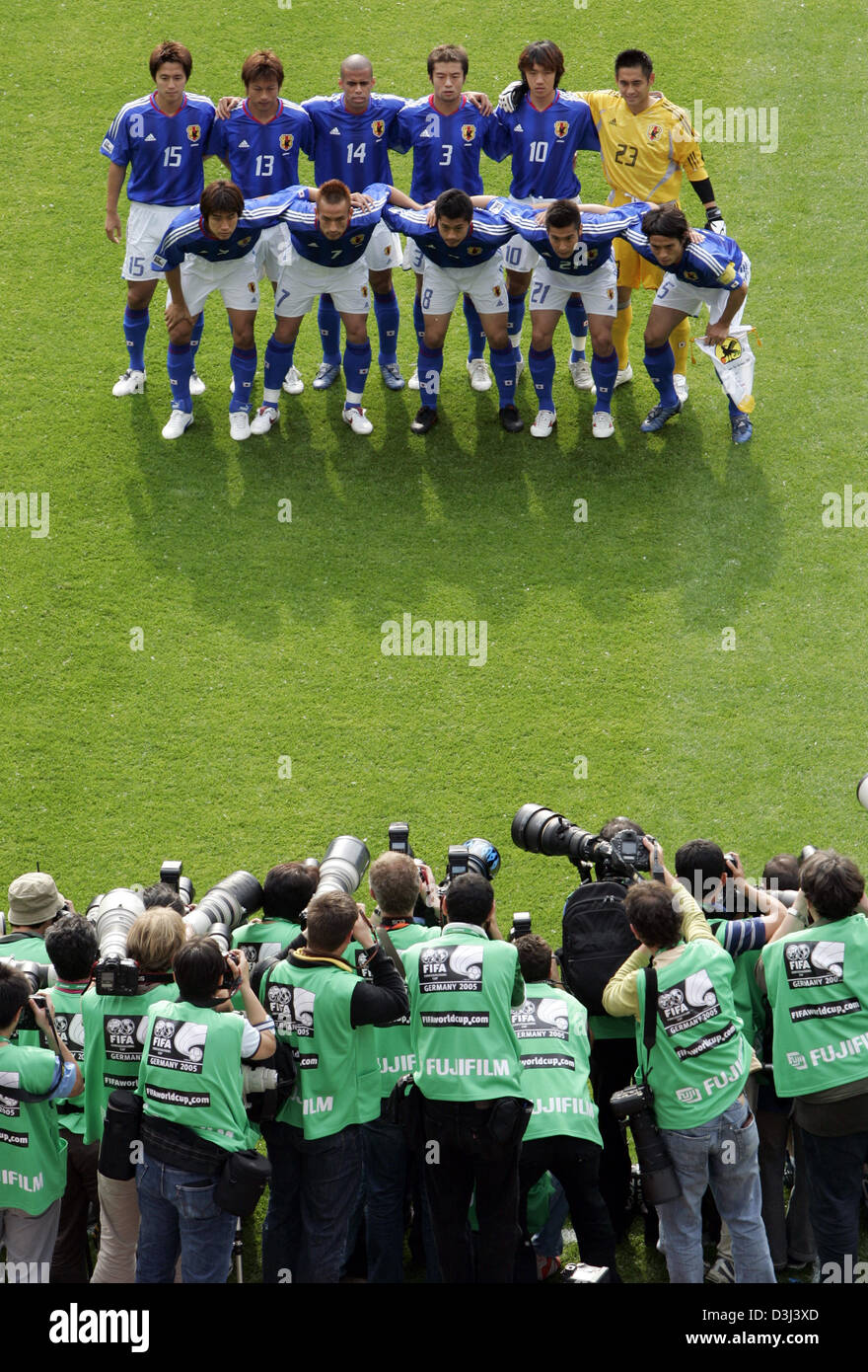 (dpa) - The Japanese national soccer team lines up for a group ...