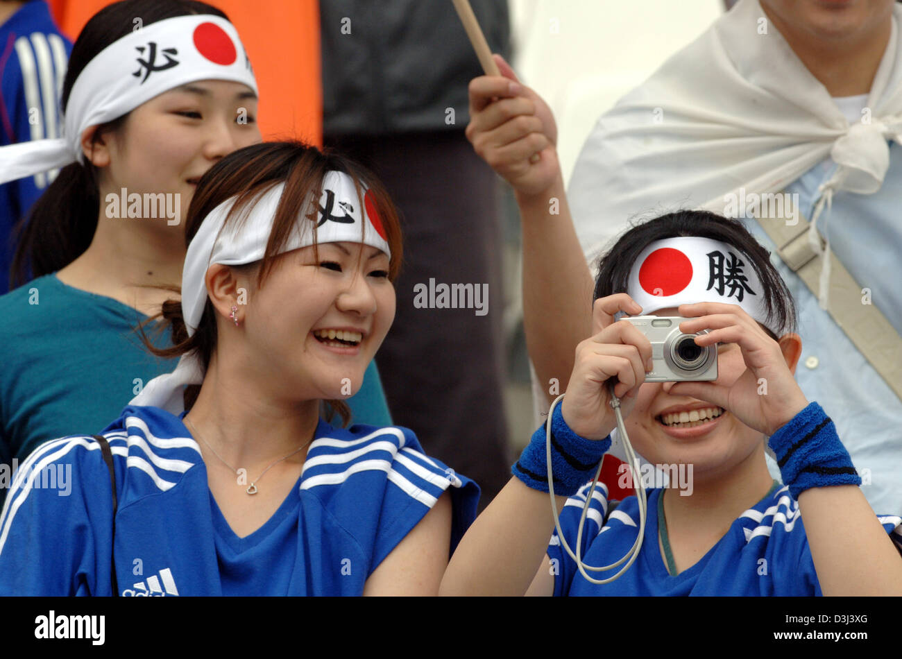 (dpa) - The picture show female Japanese fans prior to the FIFA ...