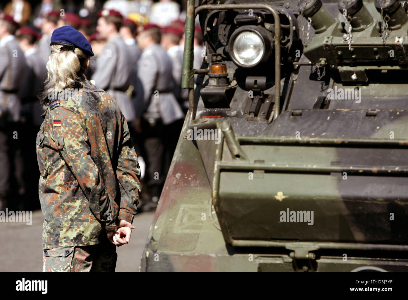 (dpa file) - A female German Bundeswehr soldier dressed in a camouflage ...