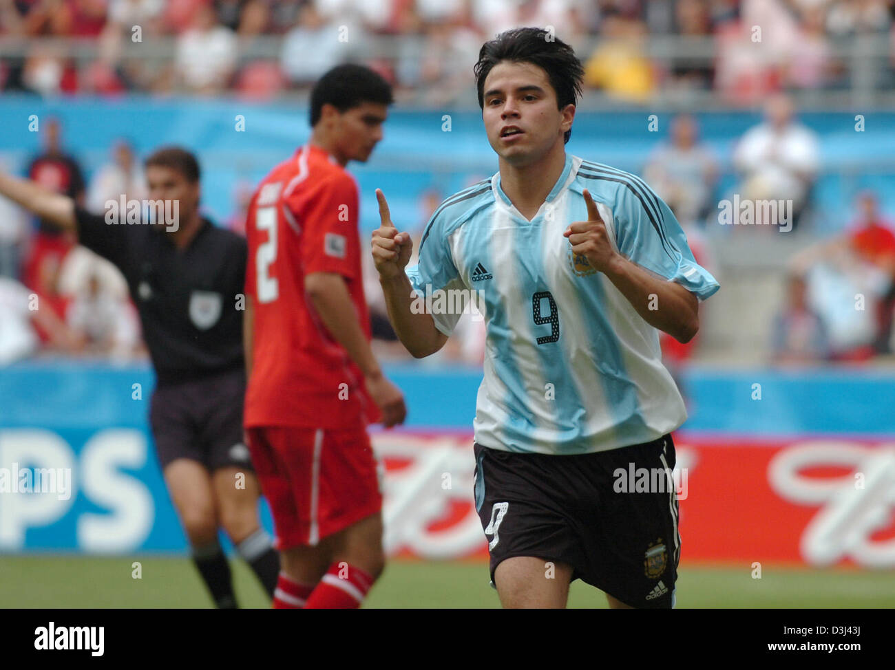 (dpa) - Argentinian soccer player Javier Saviola celebrates his goal ...