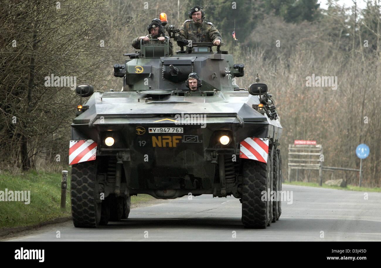 (dpa) - The picture shows troopers of the German Bundeswehr in the ...