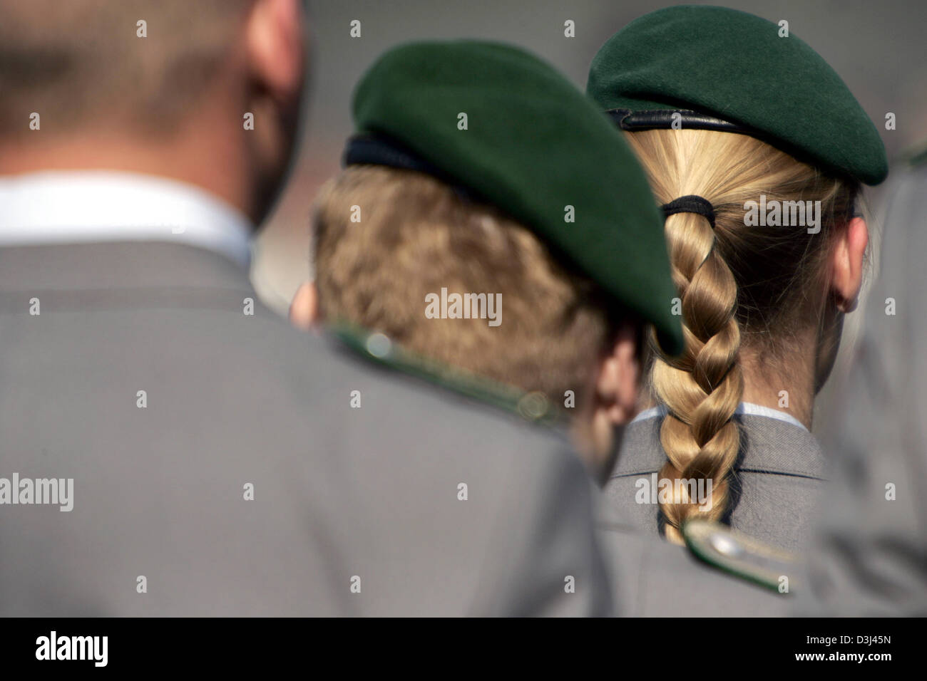(dpa file) - A female soldier of the German Bundeswehr stands with a ...