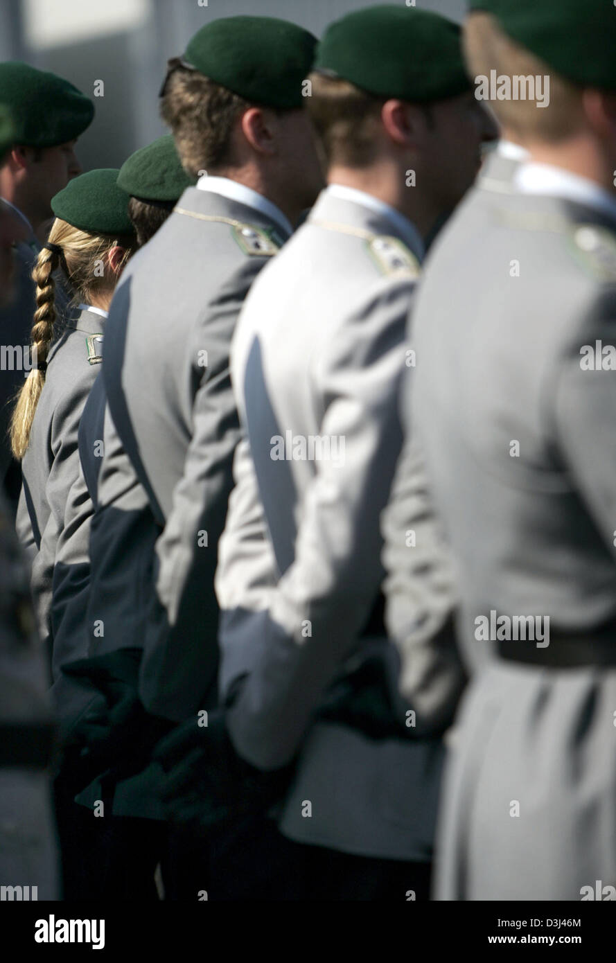 (dpa file) - A female soldier of the German Bundeswehr stands with a ...